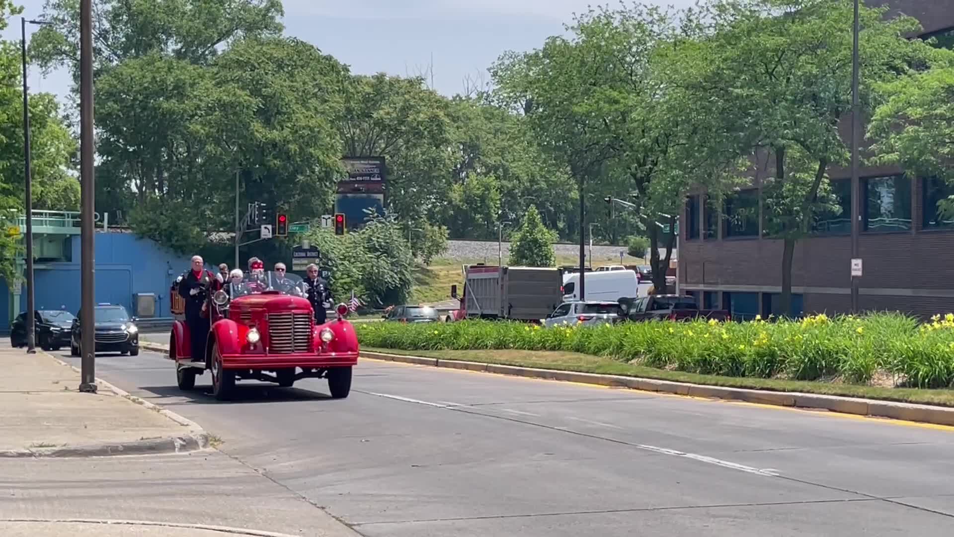 Procession honoring Mike Aker – WANE 15