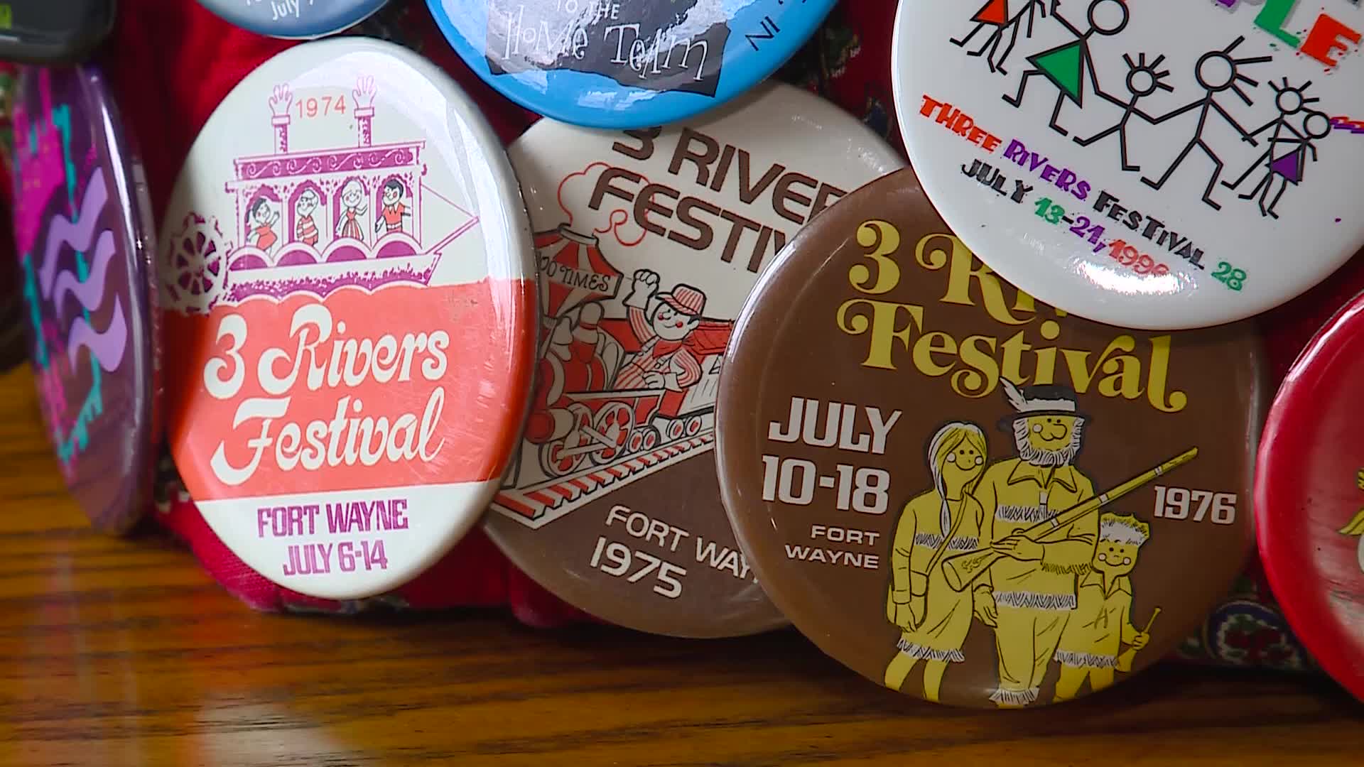 People collect the Three Rivers Festival Buttons – WANE 15