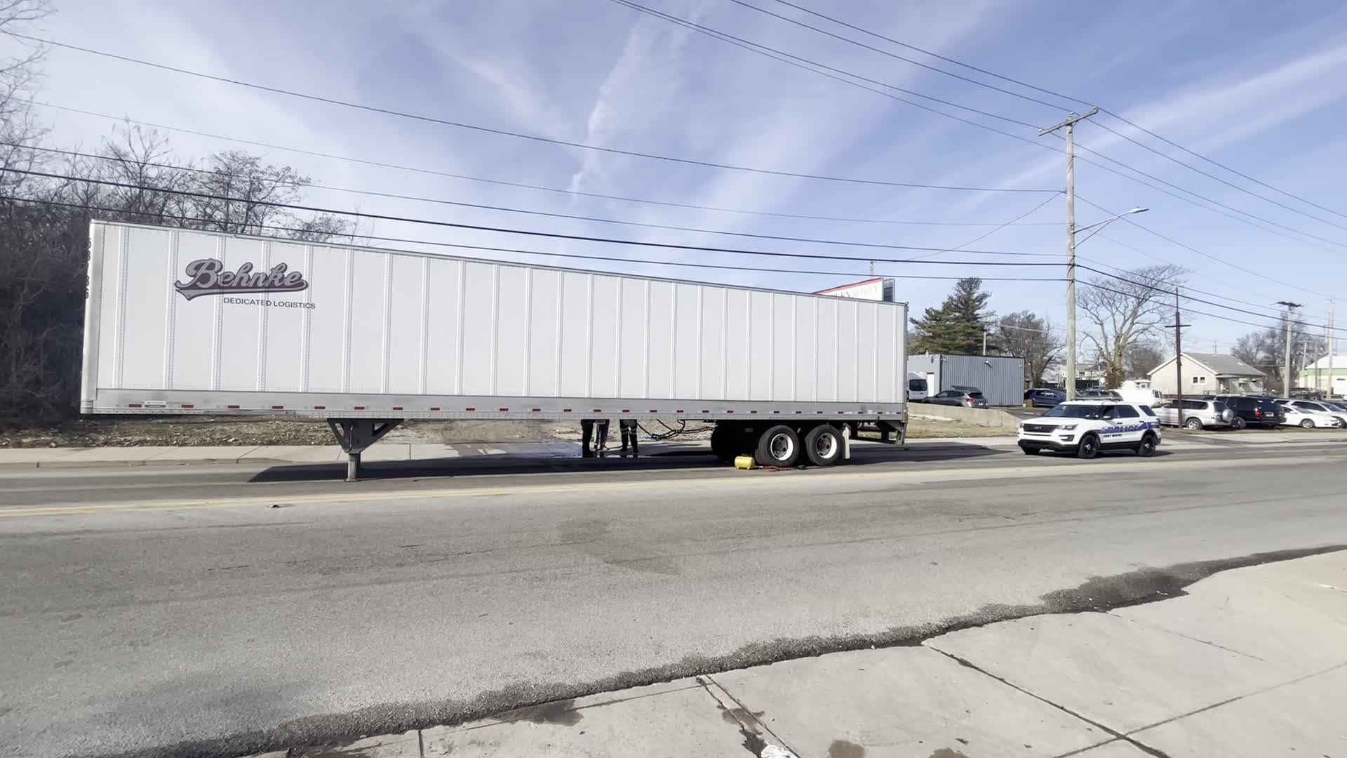 Semi gets stuck under South Anthony bridge – WANE 15