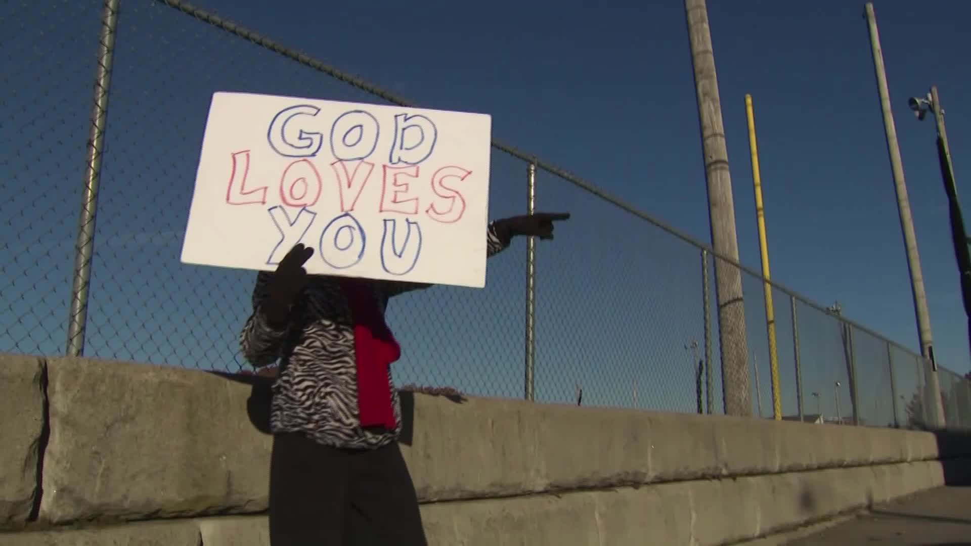 Woman shares joy through road signs – WANE 15
