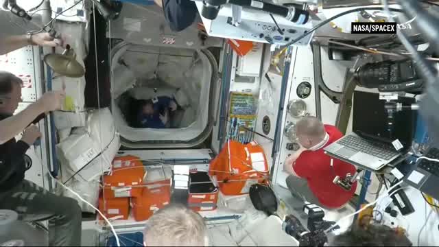 NASA’s stuck astronauts welcome their newly arrived replacements to the space station – WANE 15