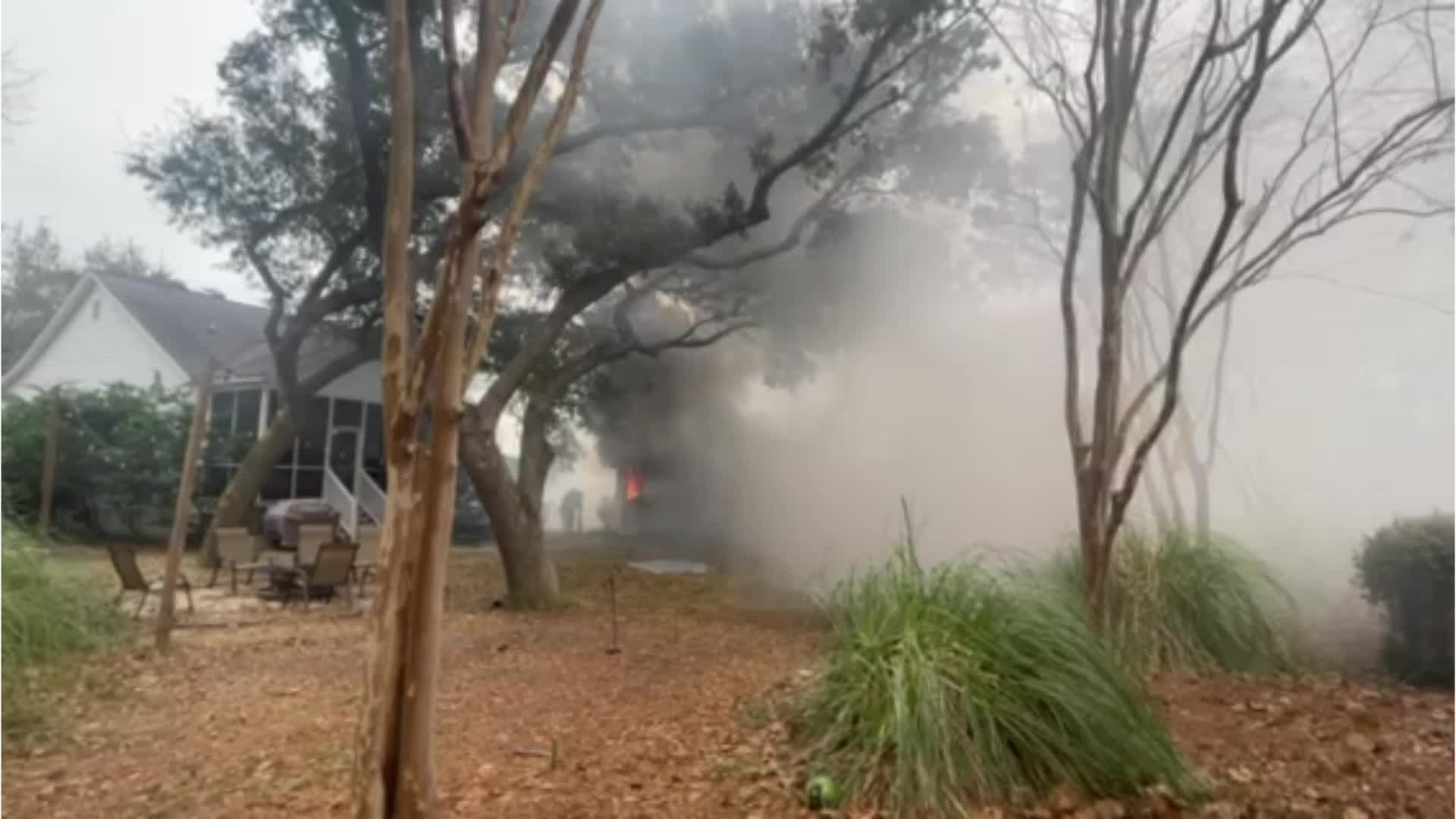 VIDEO: Firefighters extinguish Daniel Island garage fire – WCBD News 2