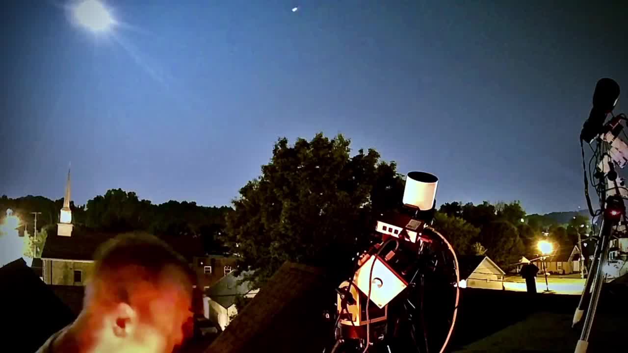 Fireball over Ceredo, West Virginia captured by Bill Stewart – WBOY.com