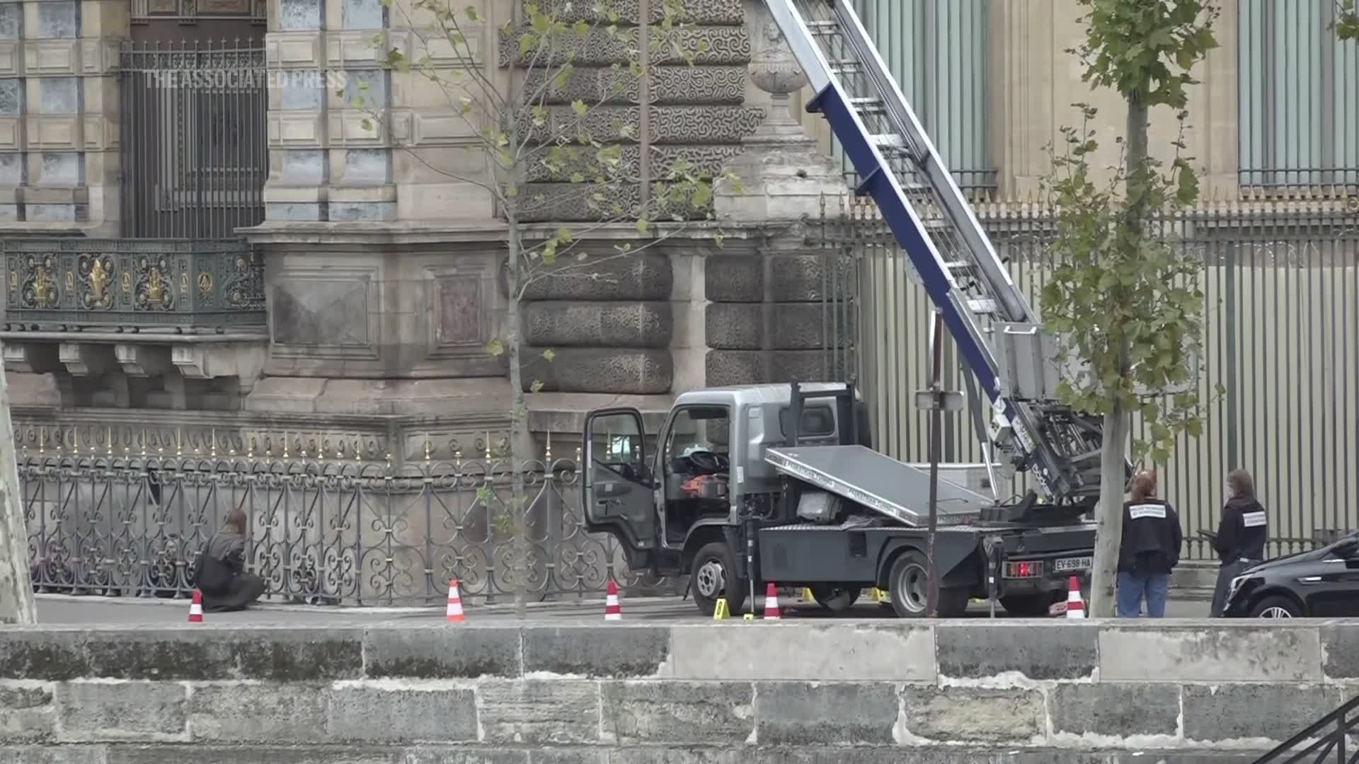 Police outside the Louvre Museum after thieves strike in brazen jewel ...