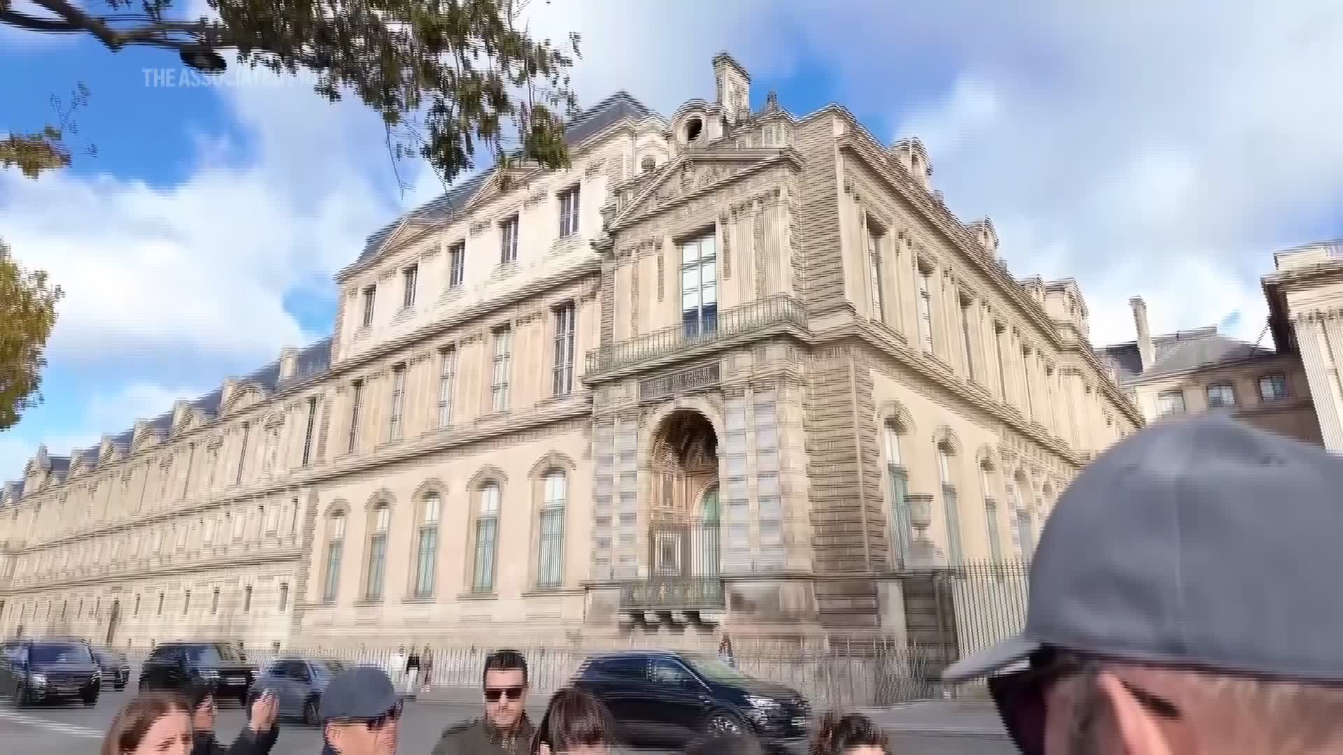 Tourists flock to Louvre window used in jewel heist – FOX21 News Colorado