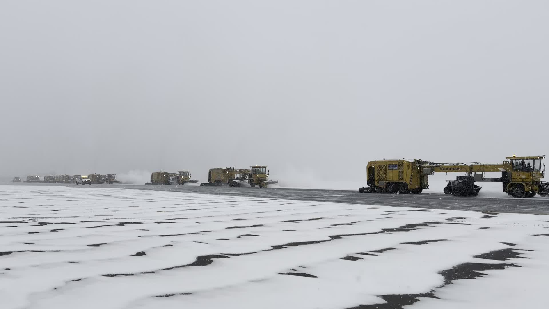 Snow-removal machines clear runways at Logan airport in Boston – WWLP