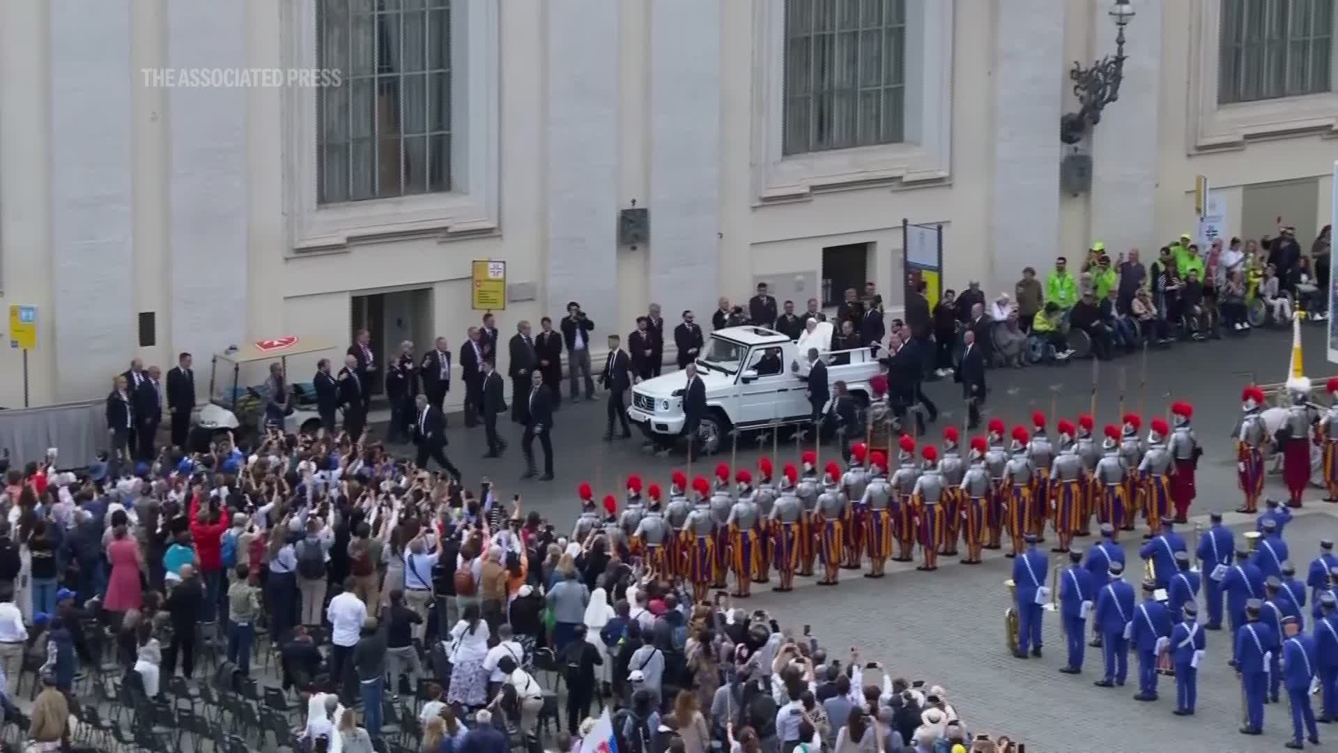 Pope Francis emerges from convalescence on Easter, delights crowd with ...