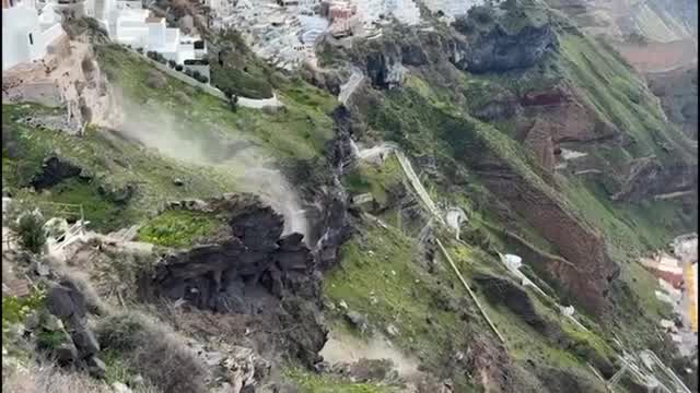As hundreds of quakes rattle Greek islands, a few brave tourists have ...
