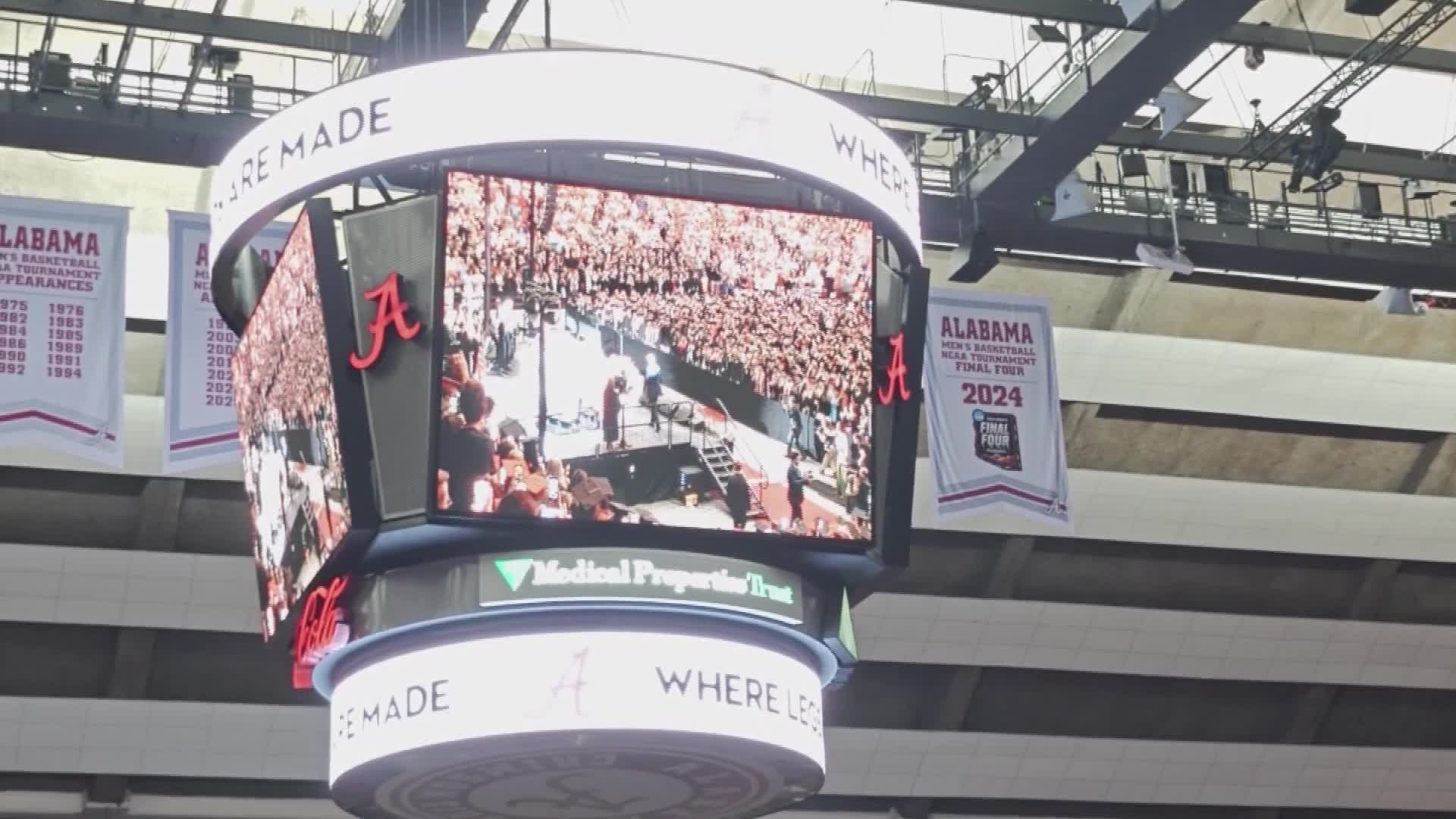 President Trump mixes commencement address with political rally – WFLA