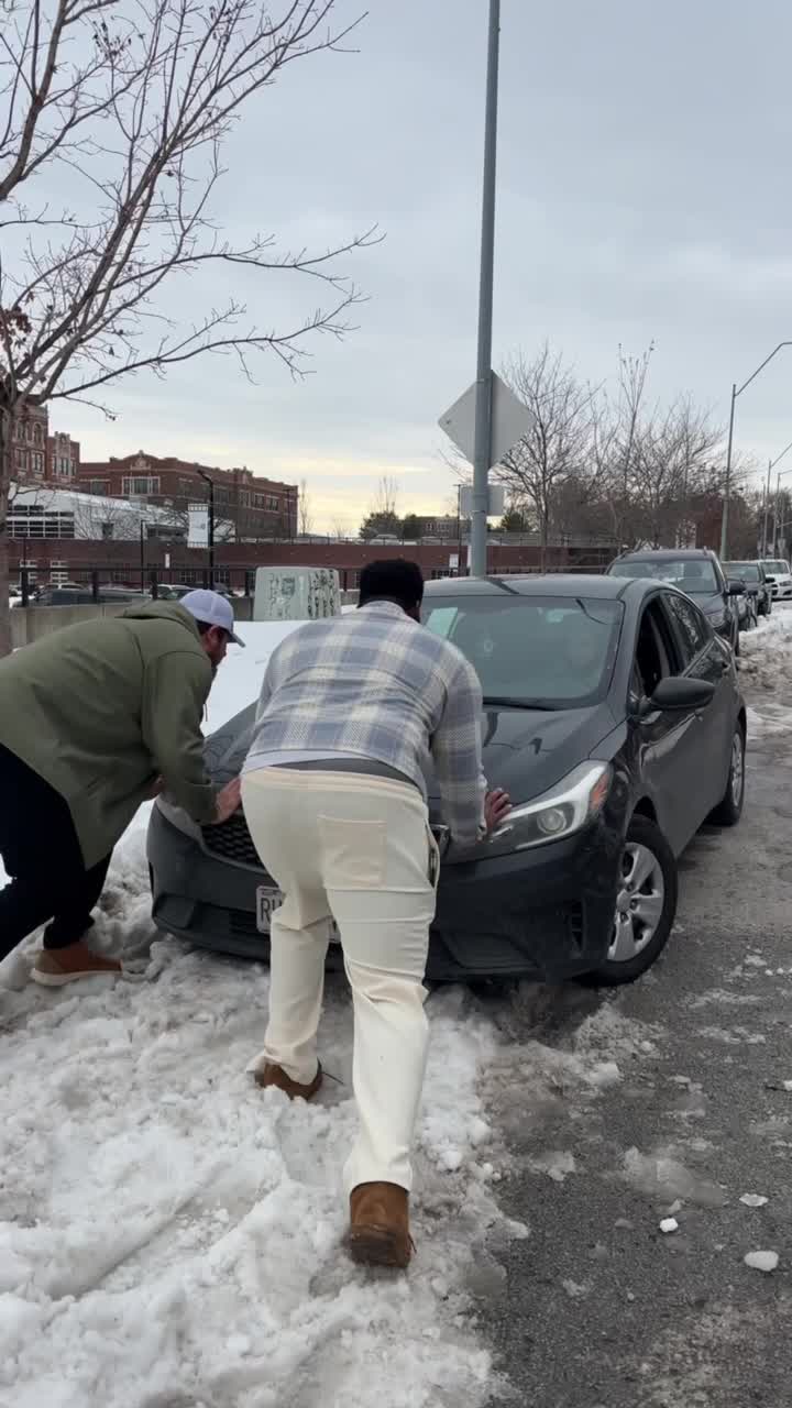 Chiefs OL Creed Humphrey, Trey Smith help push car stuck in snow – FOX ...